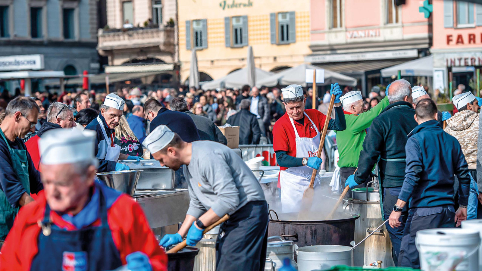 Banchetto con 4.200 sudditi per re Sbroja